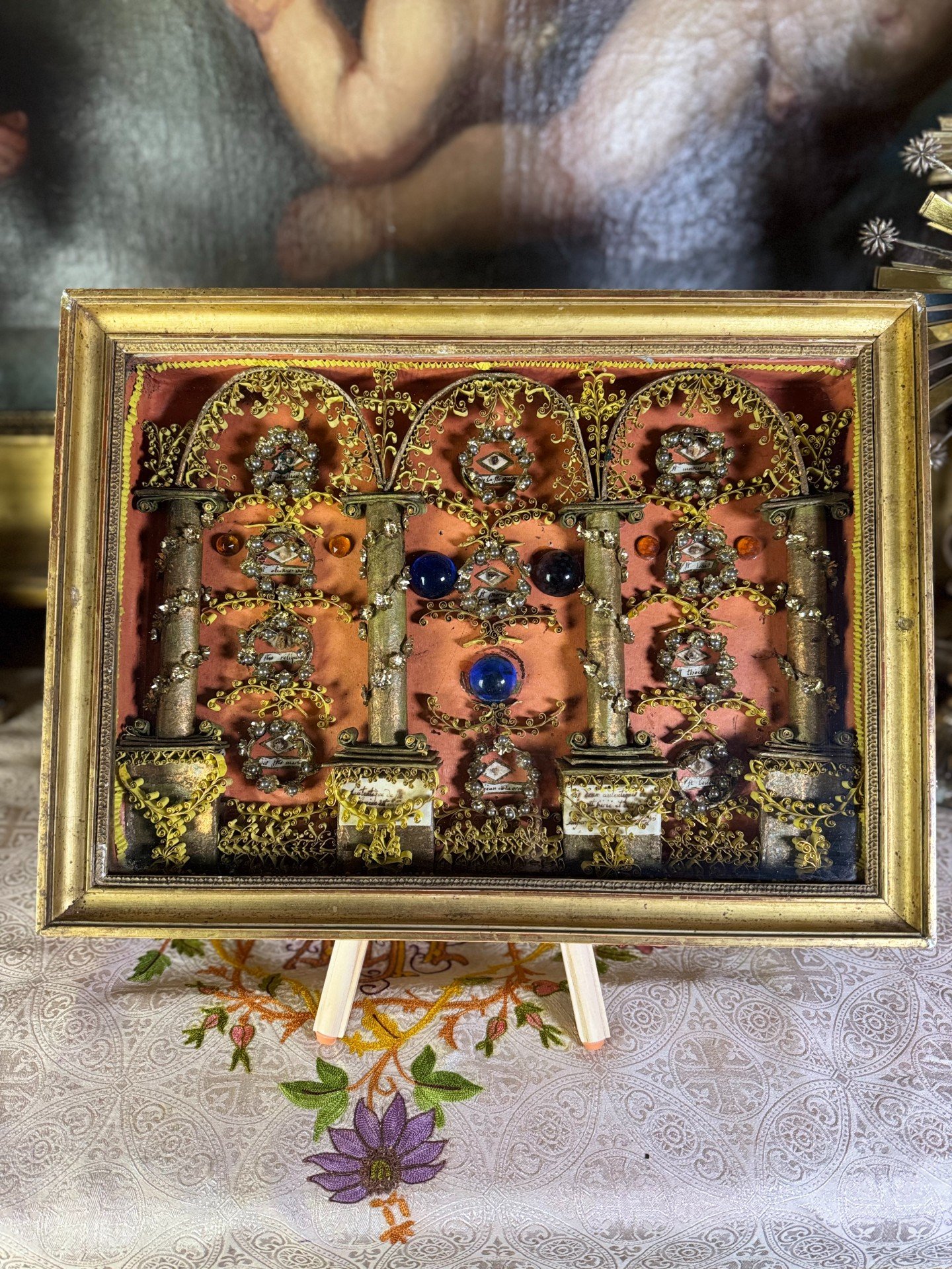 Large Reliquary Decorated with Arches and Colum... | Antikeo
