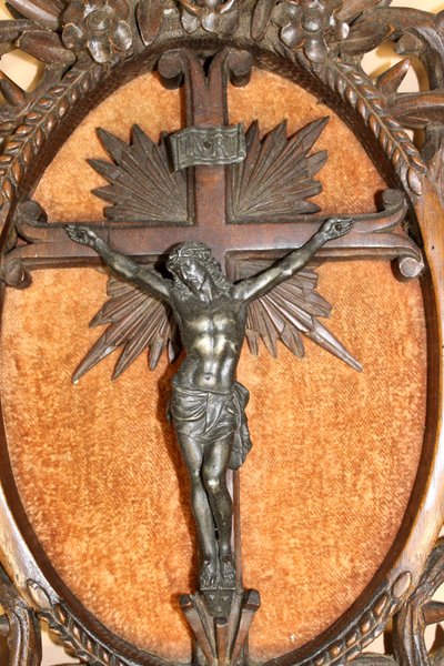 Crucifix in carved wood and regule 19th century... | Antikeo